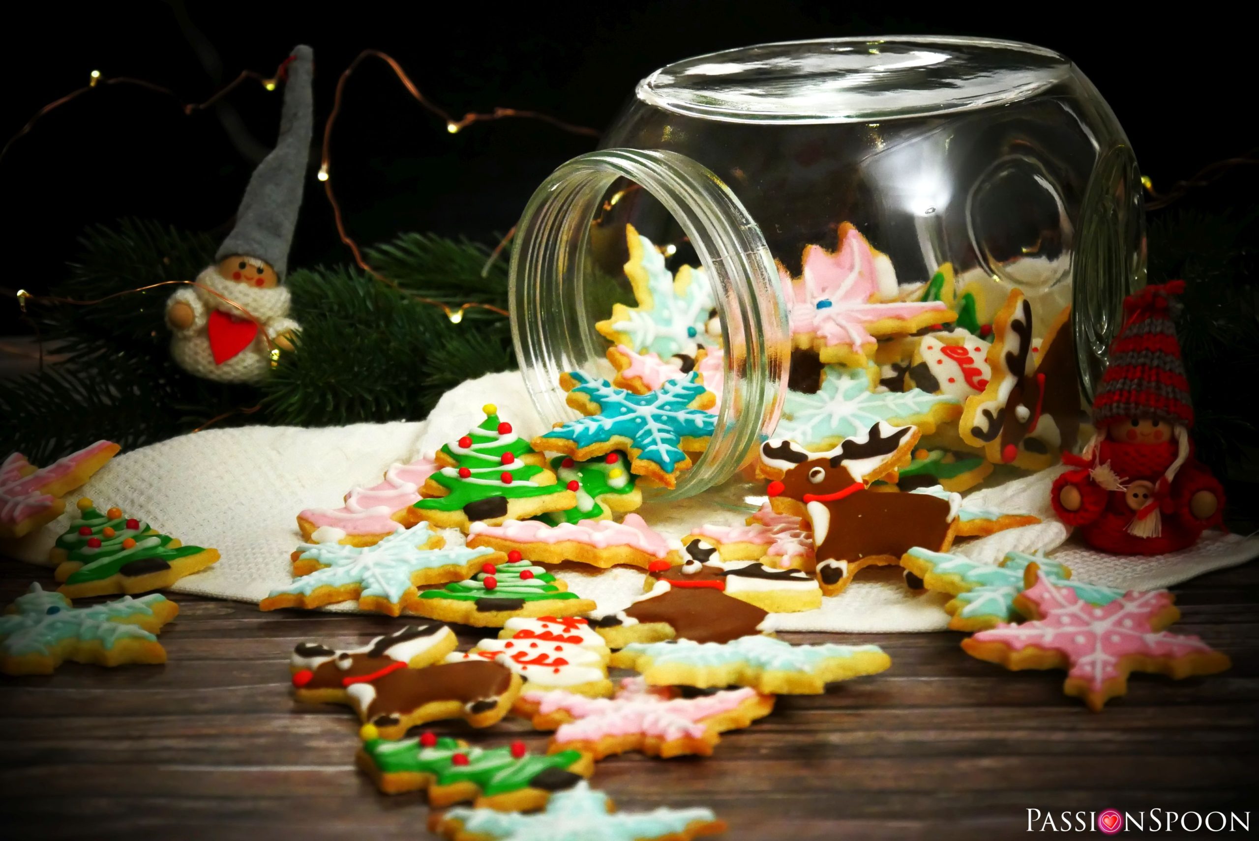 Christmas sugar cookies, with royal icing - PassionSpoon