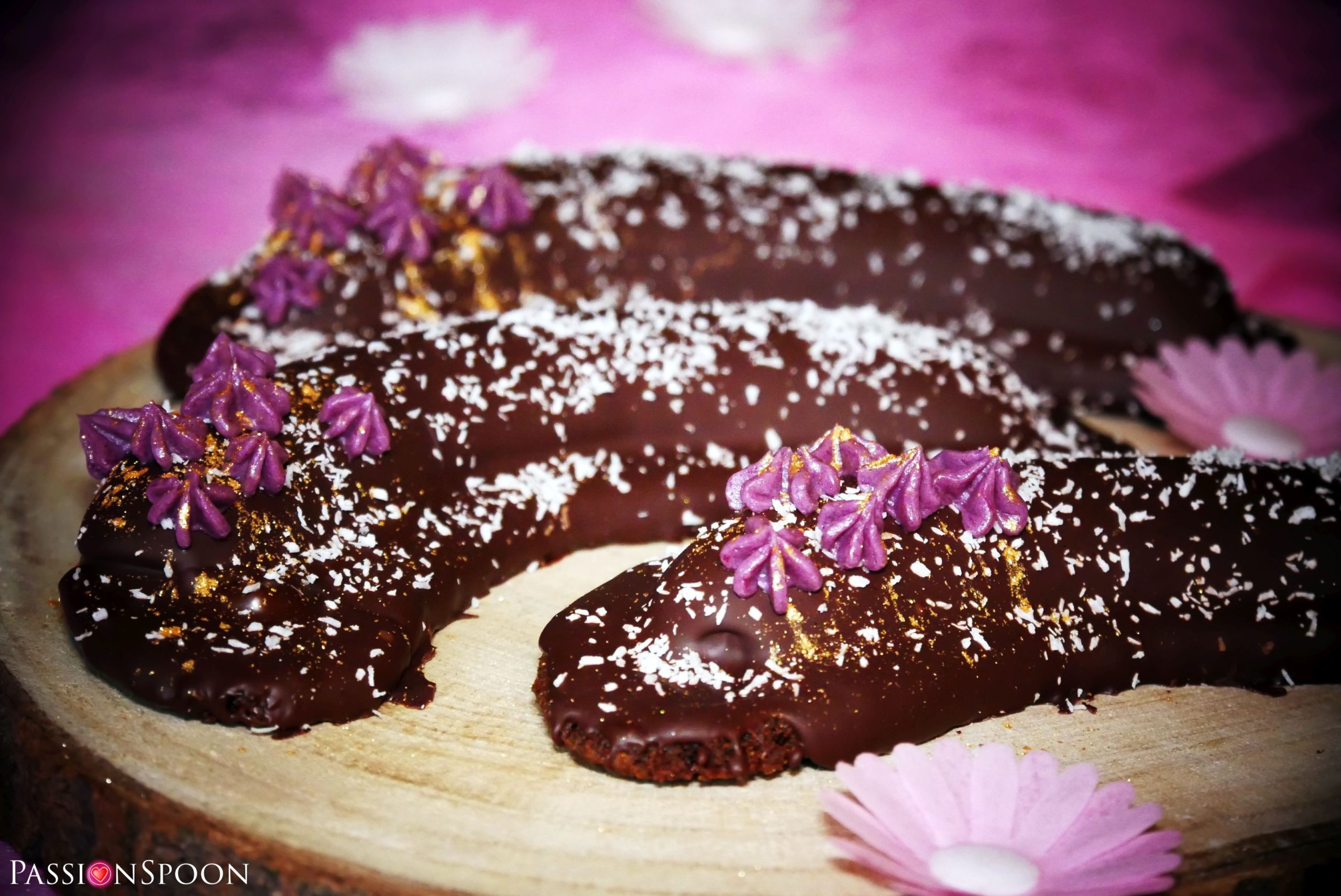 Chocolate bananas; sweet treat on a crispy shortbread - PassionSpoon