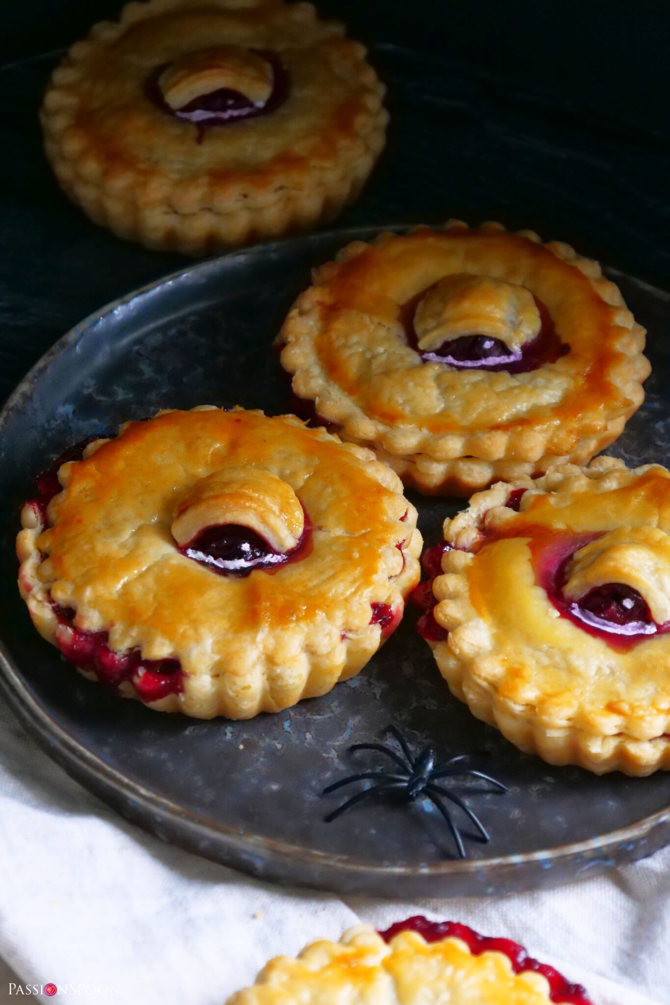Cherry-ginger eye pie - PassionSpoon
