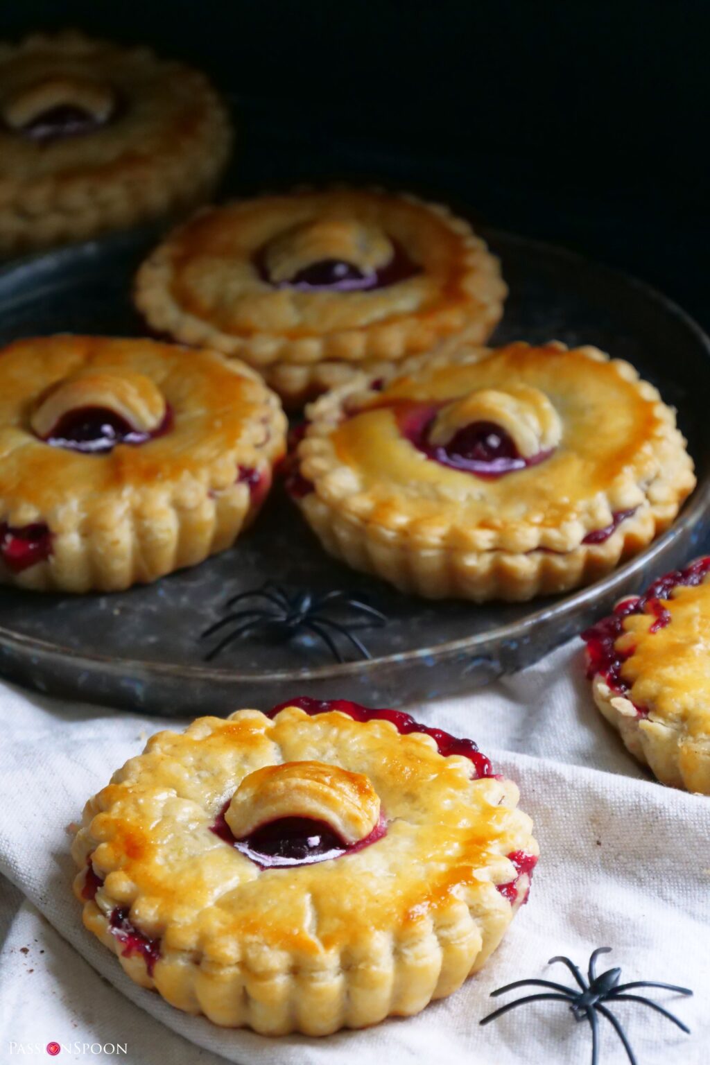 Cherry-ginger eye pie - PassionSpoon